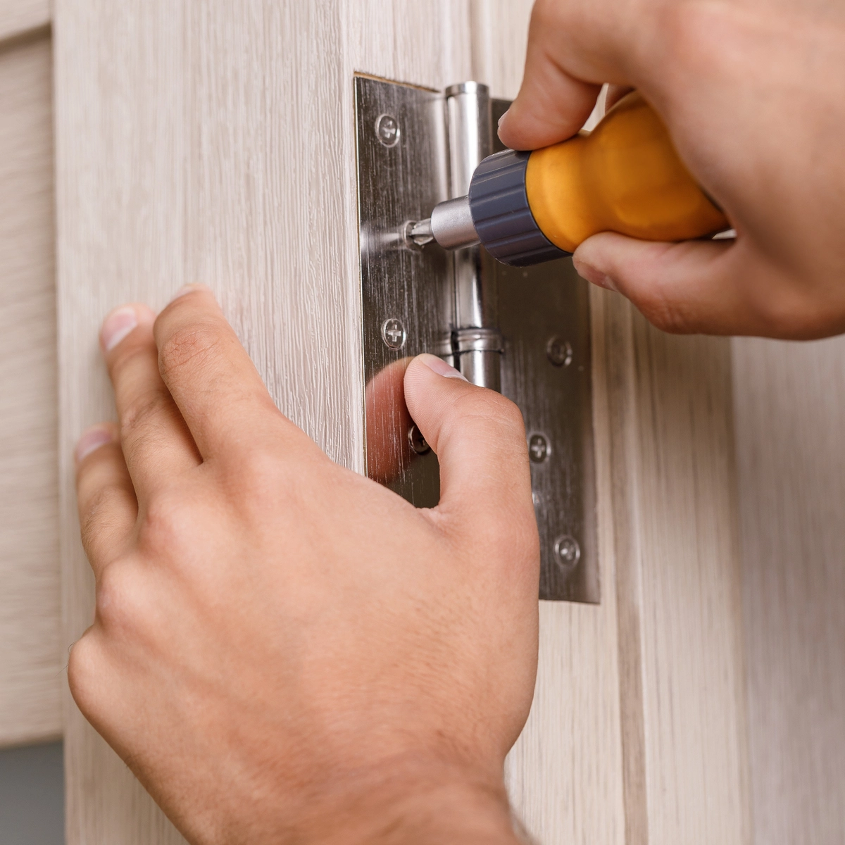 5 Langkah Cara Memasang Engsel Pintu yang Tepat